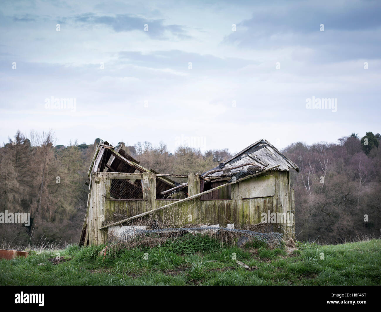 Broken down shed hi-res stock photography and images - Alamy
