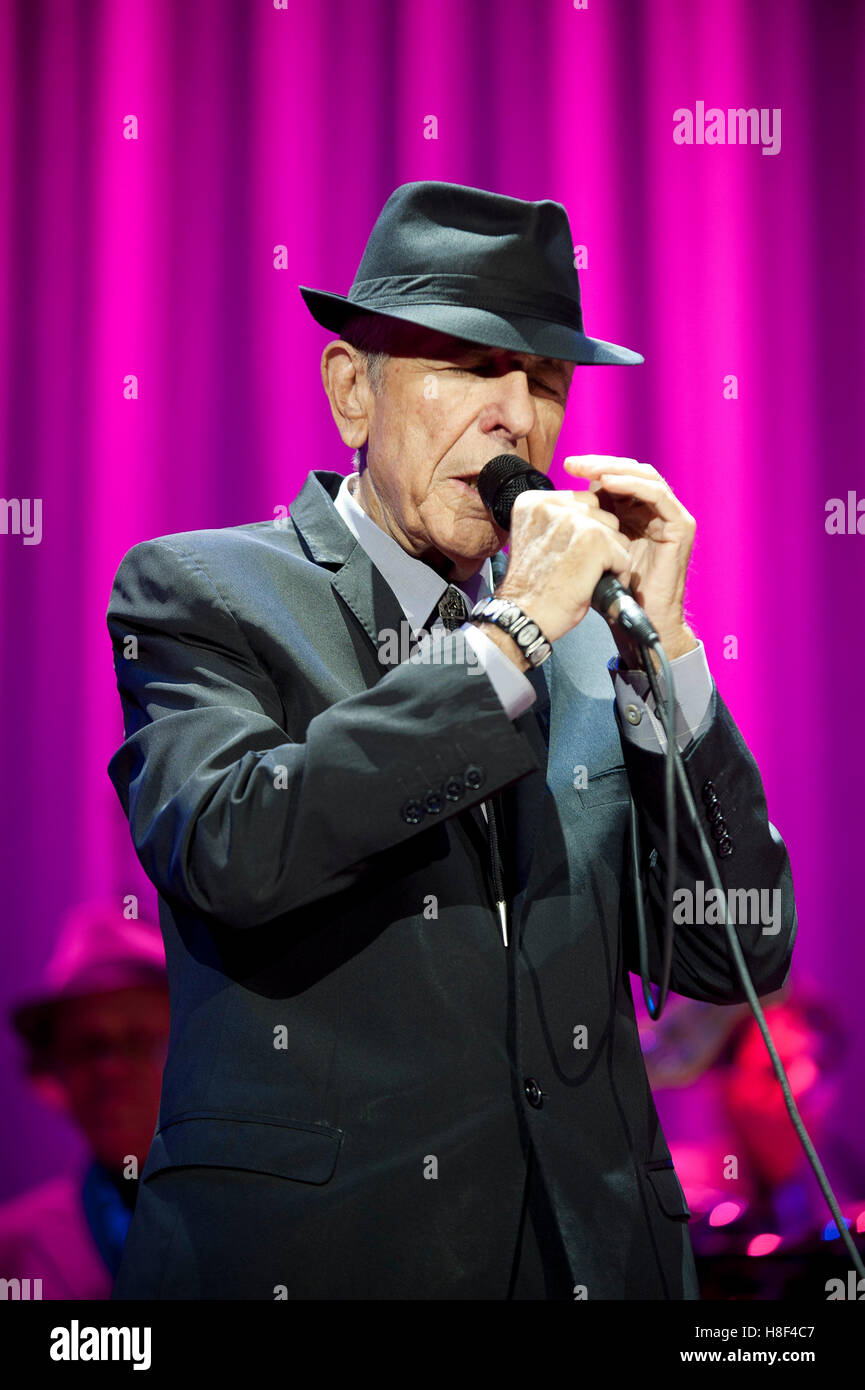 Leonard Cohen sings live in London Stock Photo - Alamy