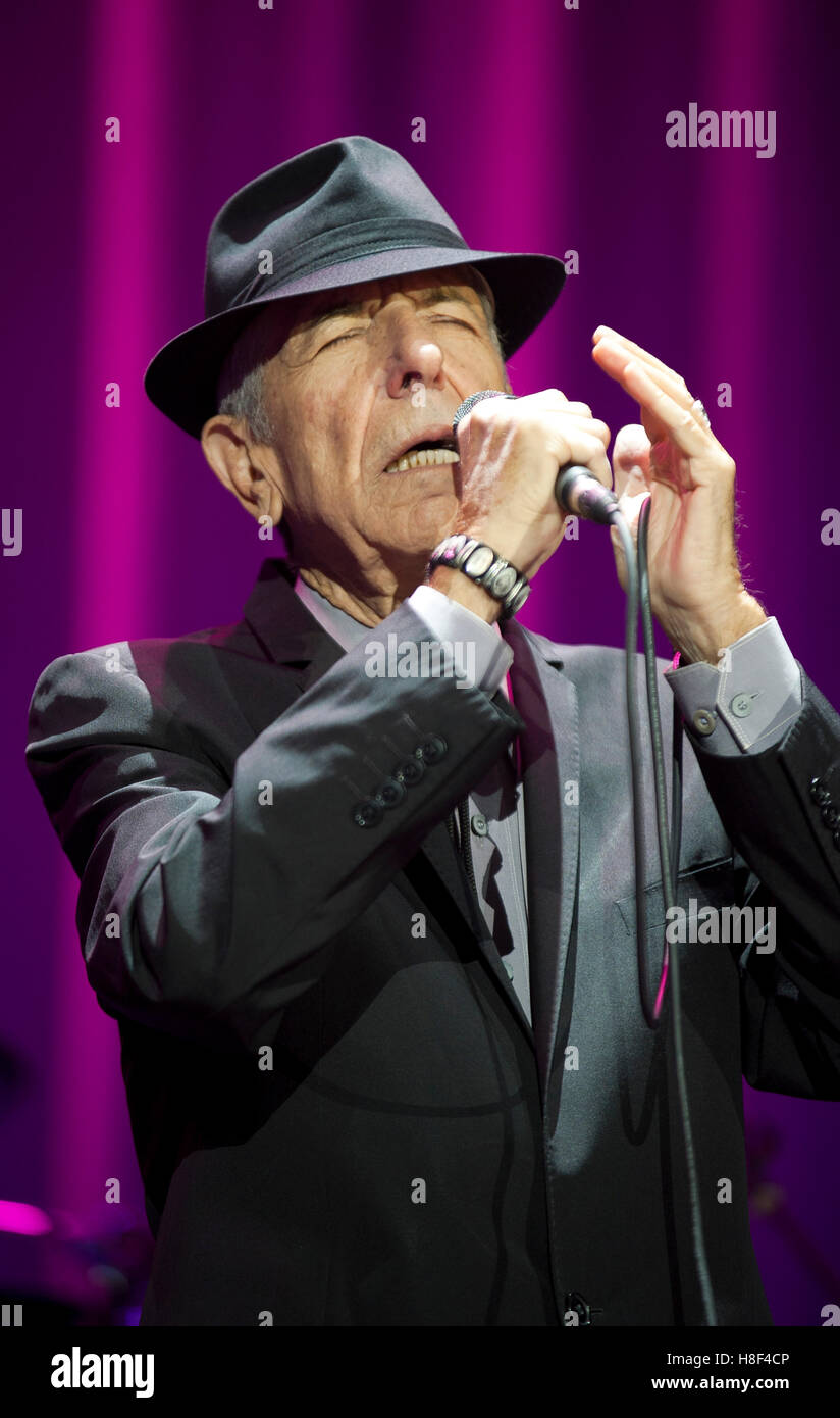 Leonard Cohen sings live in London Stock Photo - Alamy