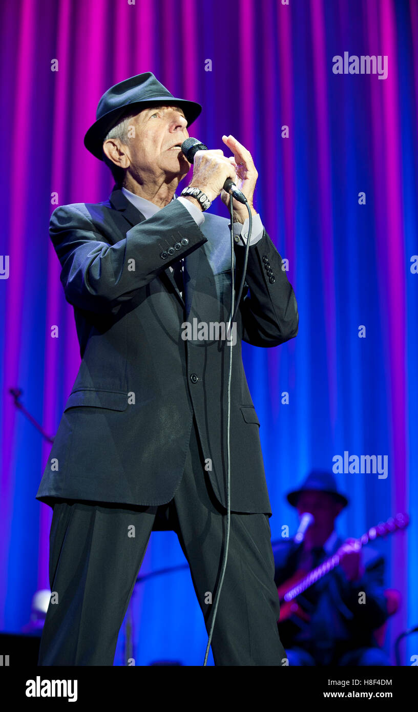 Leonard Cohen sings live in London Stock Photo - Alamy