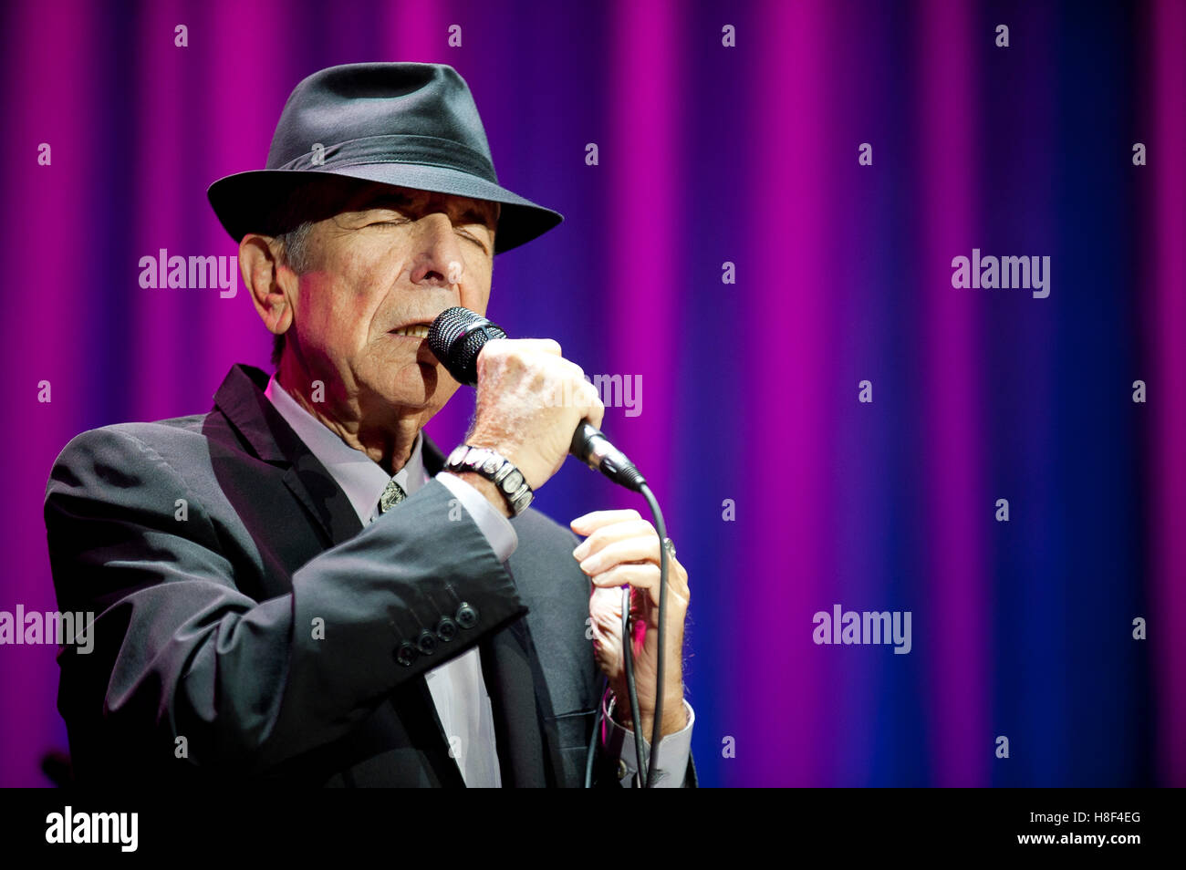 Leonard Cohen sings live in London Stock Photo - Alamy