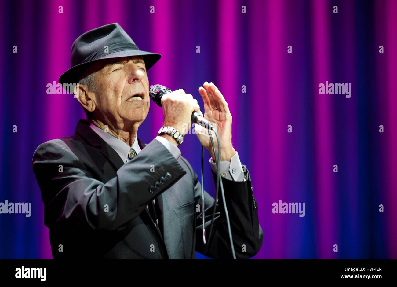 Leonard Cohen sings live in London Stock Photo - Alamy