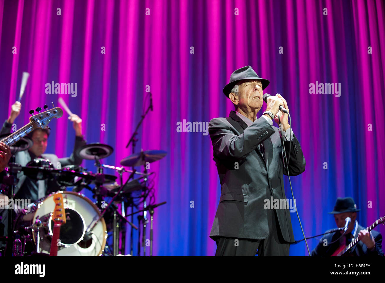 Leonard Cohen sings live in London Stock Photo - Alamy