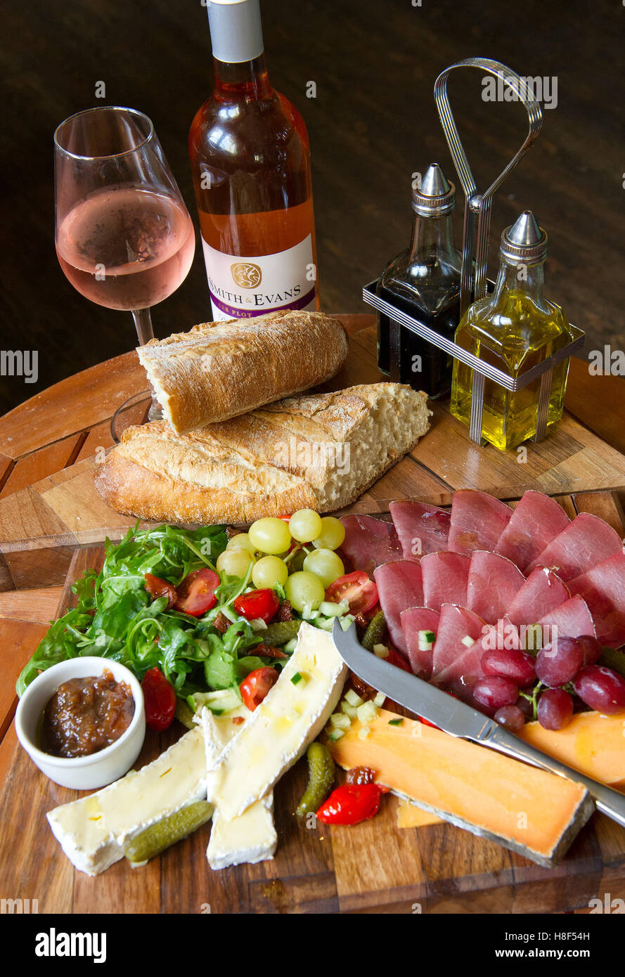 Ploughmans lunch uk hi-res stock photography and images - Alamy