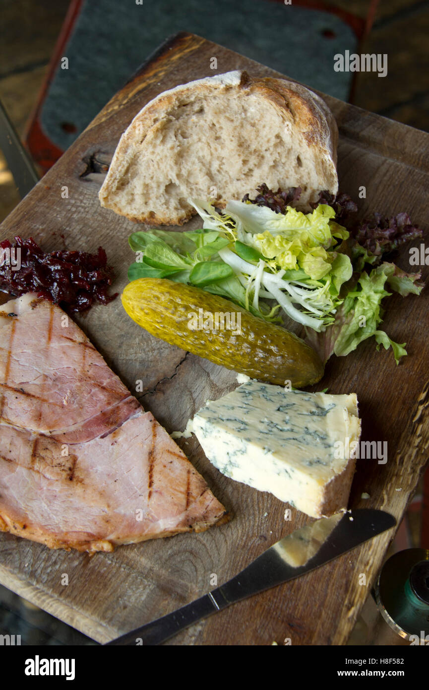 Ploughman's lunch hi-res stock photography and images - Alamy