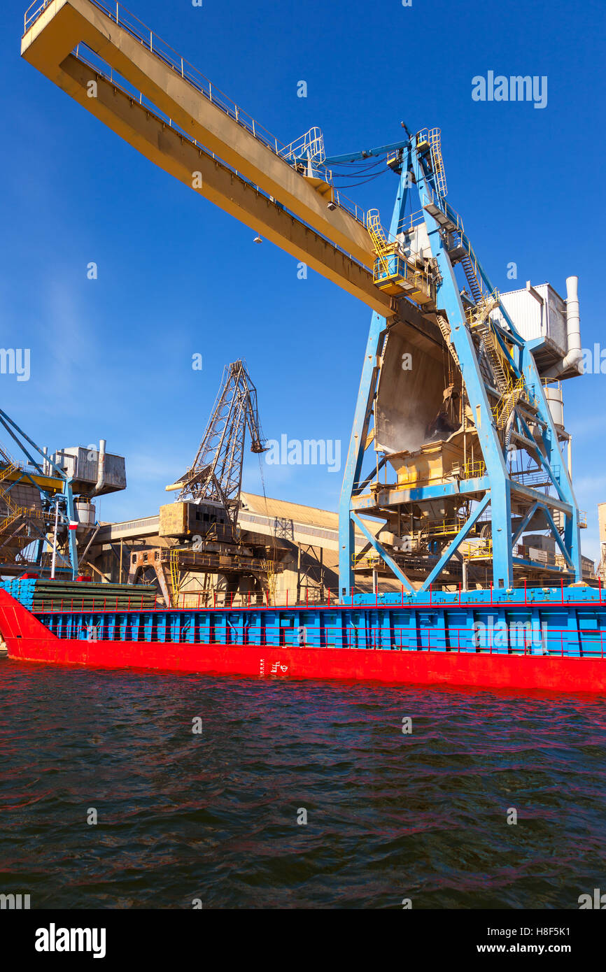 Grain ship loading hi-res stock photography and images - Alamy