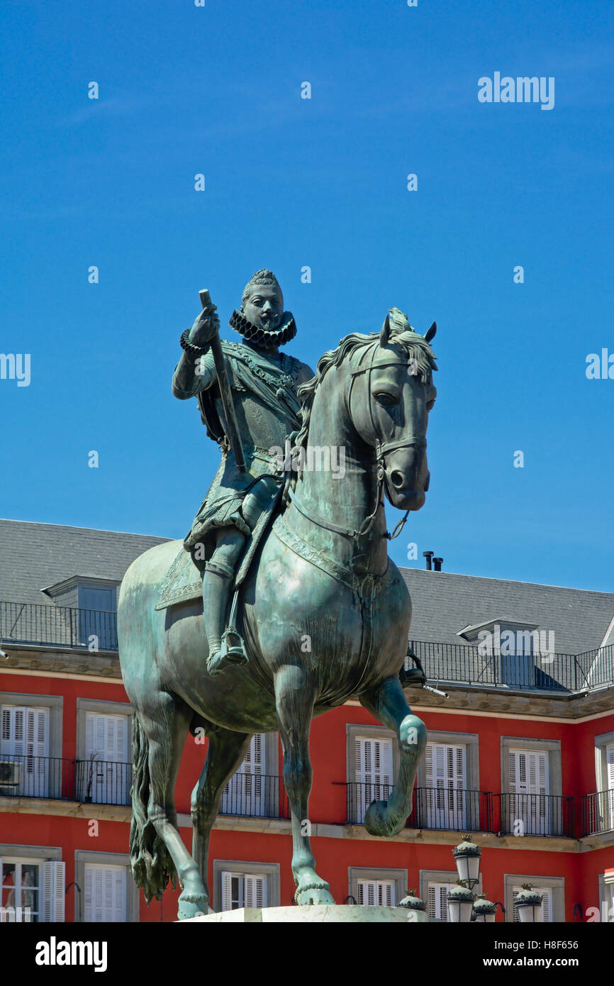King Philip statue on Plaza Mayor, Madrid Stock Photo - Alamy