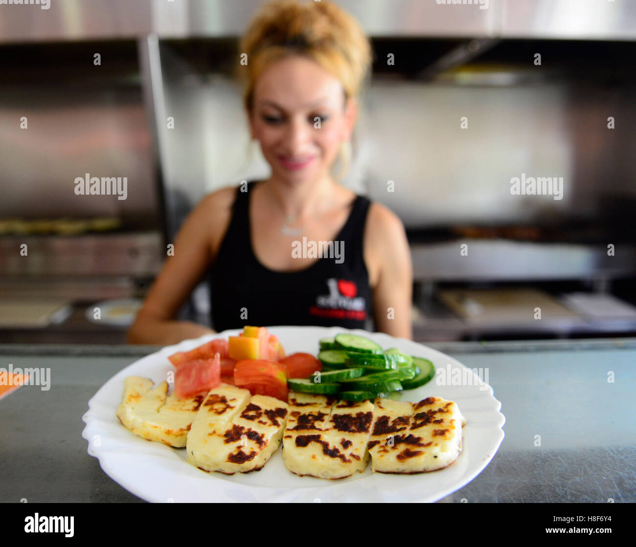 Grilled halloumi with fresh vegetables Stock Photo - Alamy