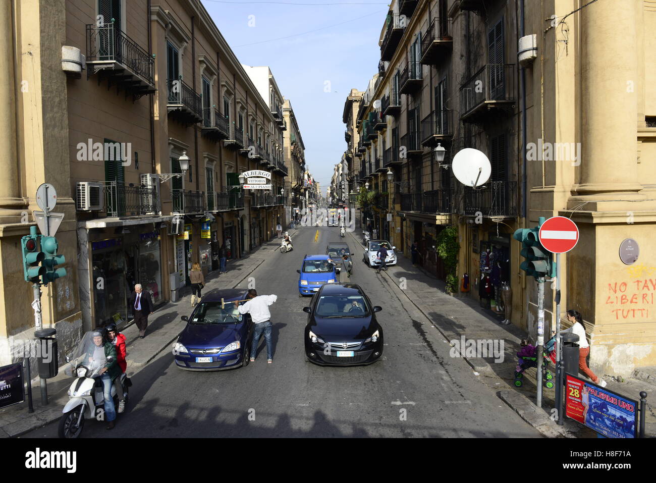 Street scene palermo sicily italy hi-res stock photography and images ...