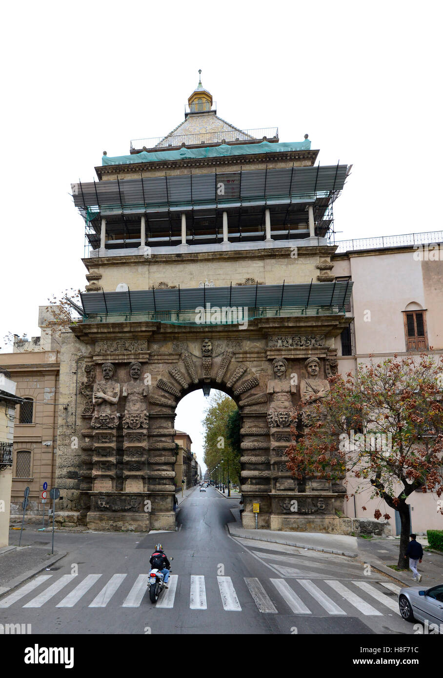 Palermo city gate hi-res stock photography and images - Alamy