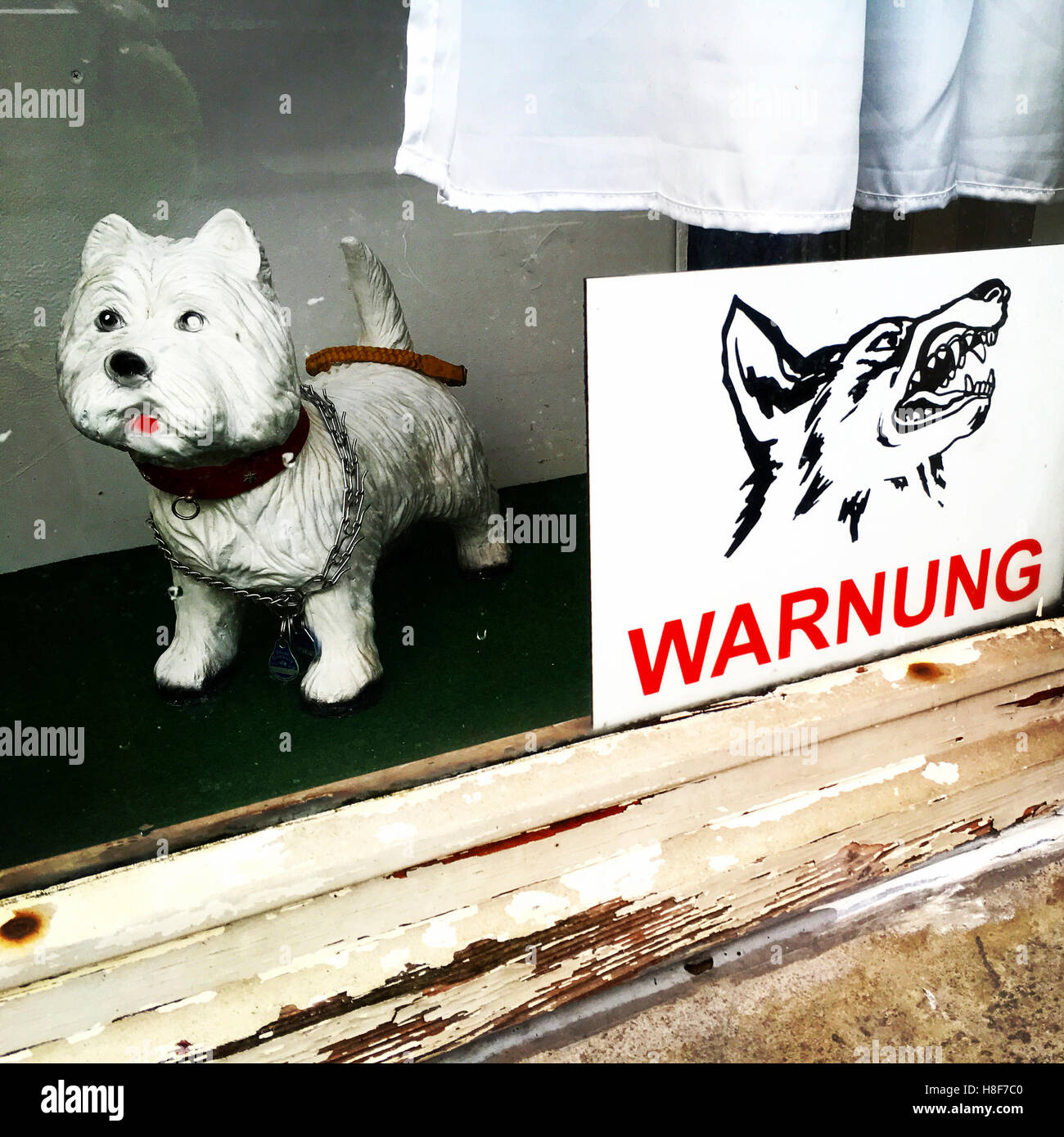 Funny dog warning sign hi-res stock photography and images - Alamy