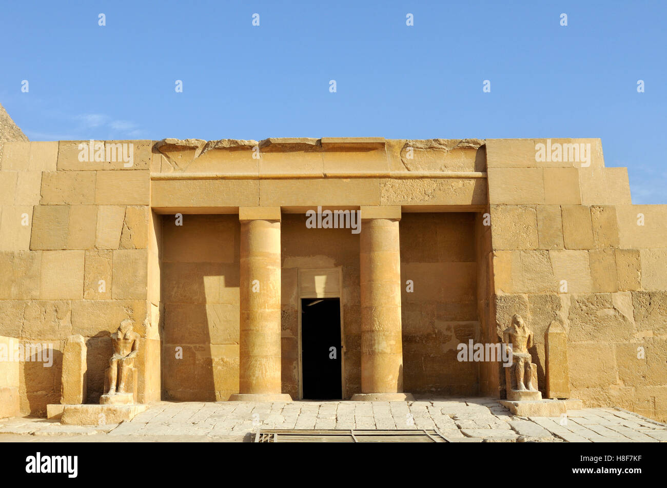 Mastaba tomb hi-res stock photography and images - Alamy