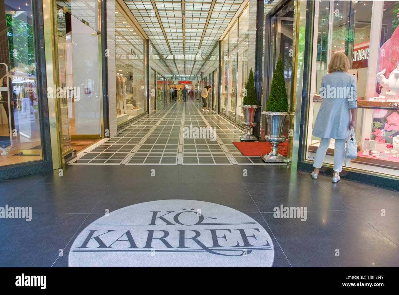 Koe-Karree shopping arcade, Koenigsallee shopping street, pedestrians ...