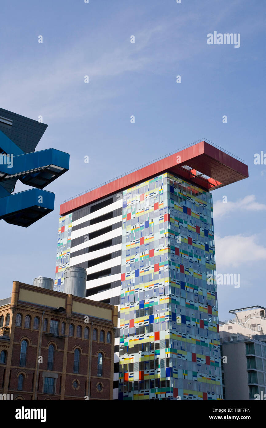 Office building in the Medienhafen, Media Harbour, modern architecture ...