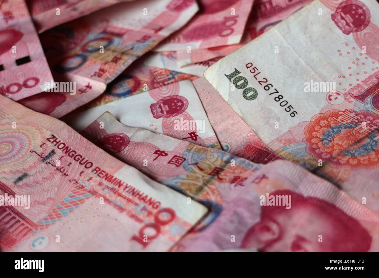 100 yuan banknotes hi-res stock photography and images - Alamy