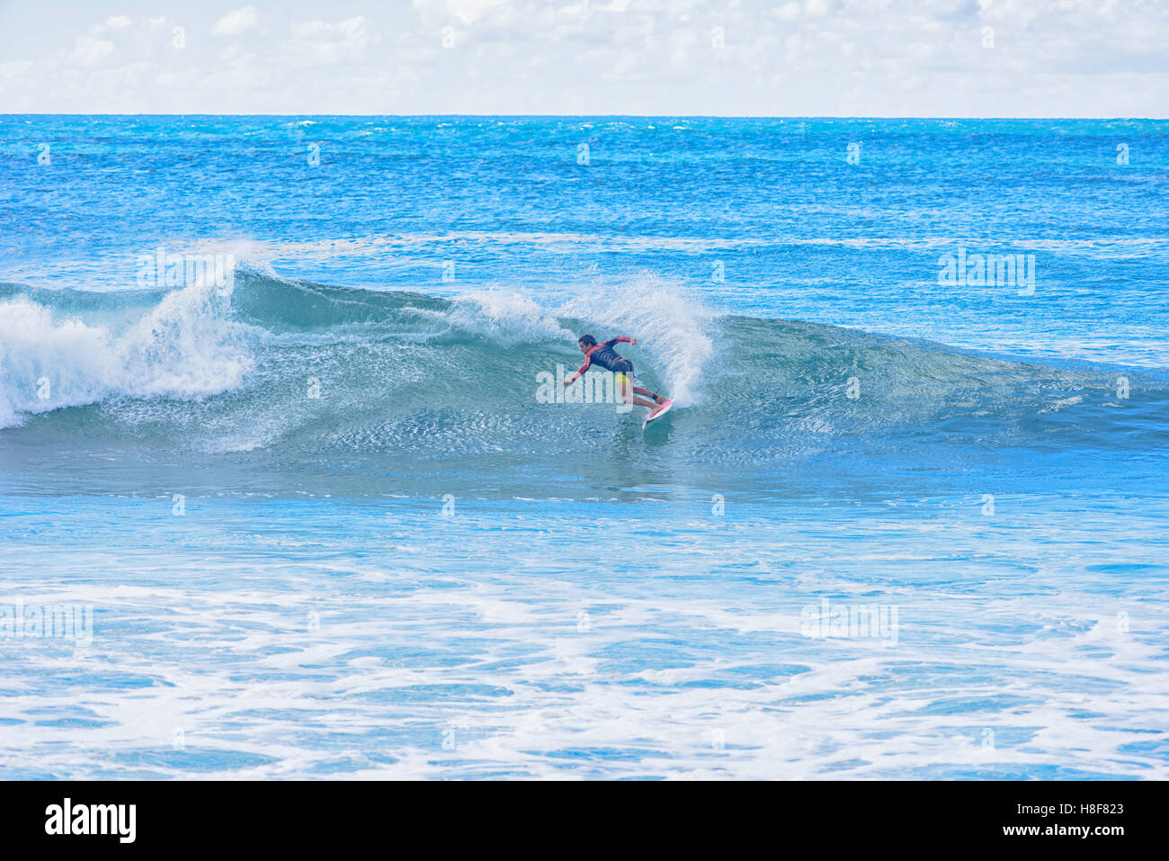 Surfer, Banzai Pipeline, Ehukai Beach Park in Pupukea on Oahu's North ...