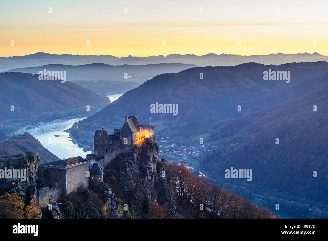 Schönbühel-Aggsbach: Aggstein Castle, river Danube, Wachau ...