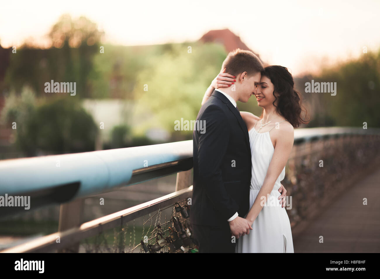 Bridge couple hi-res stock photography and images - Alamy