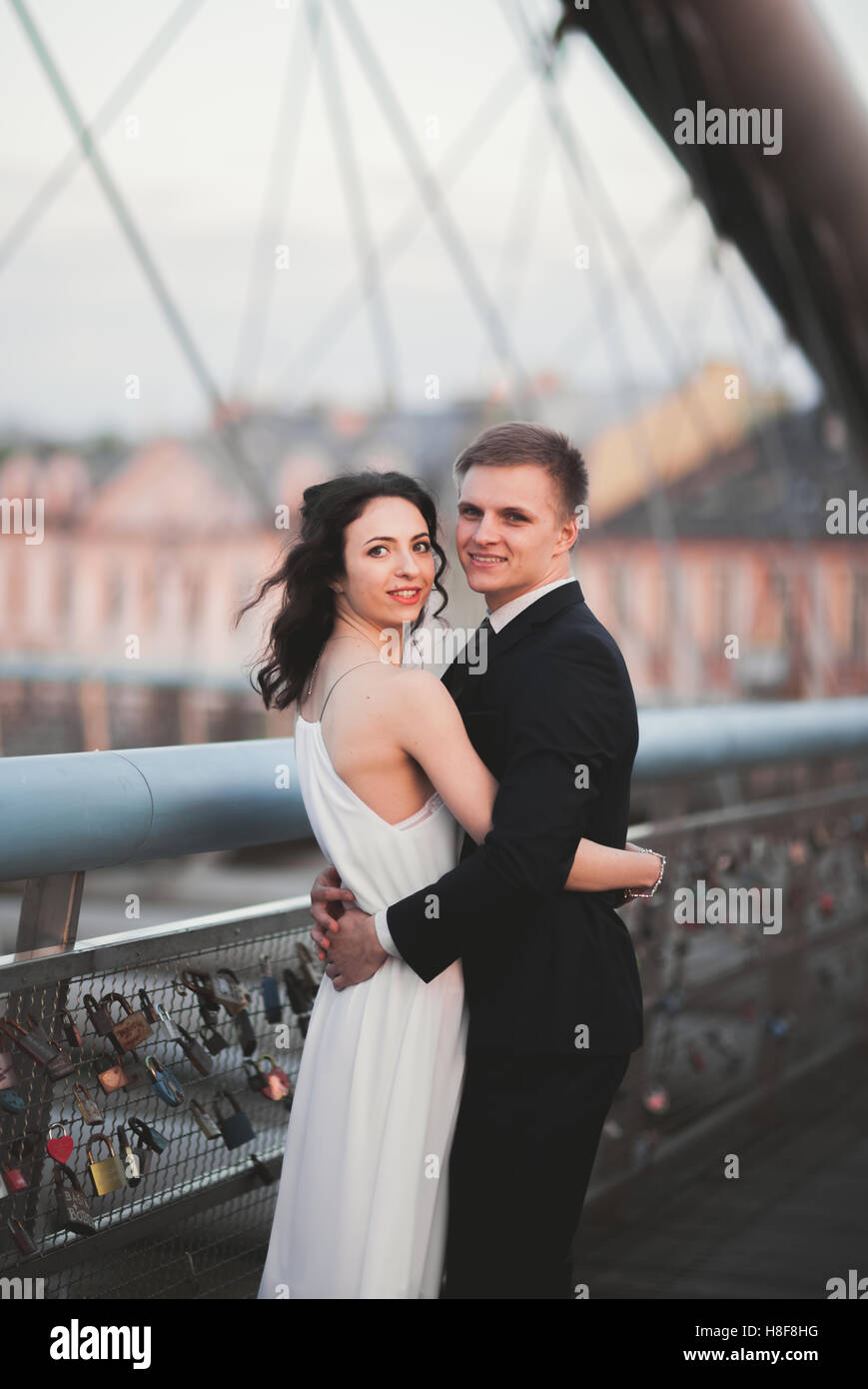 Bridge couple hi-res stock photography and images - Alamy
