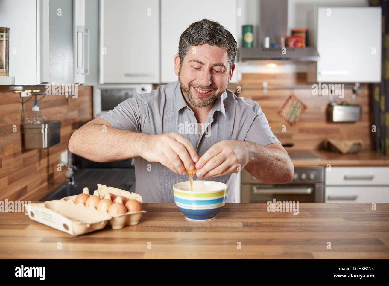 Person cracking an egg into a bowl hi-res stock photography and images ...