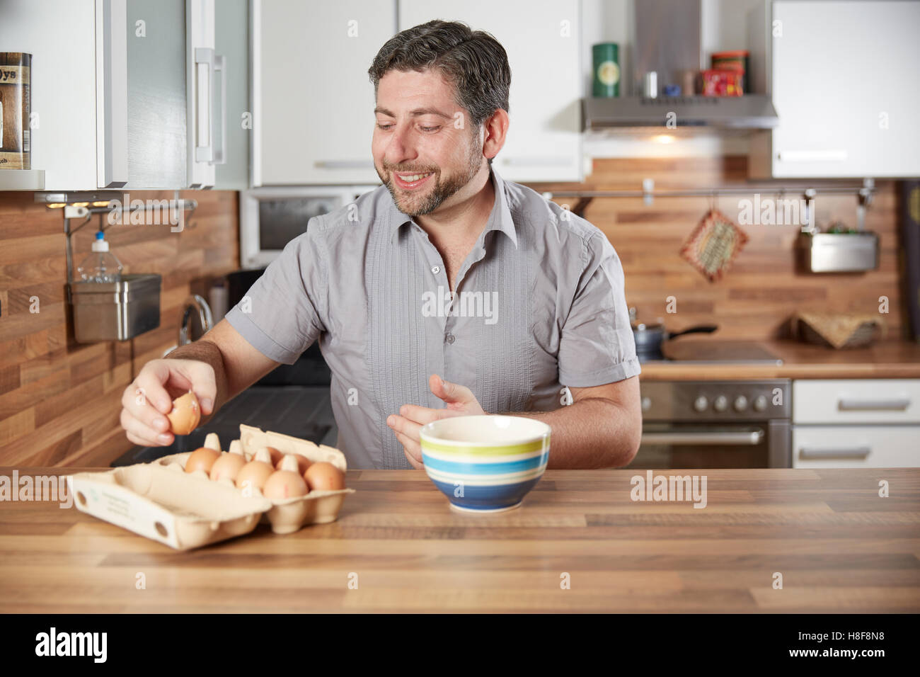 Person cracking an egg into a bowl hi-res stock photography and images ...