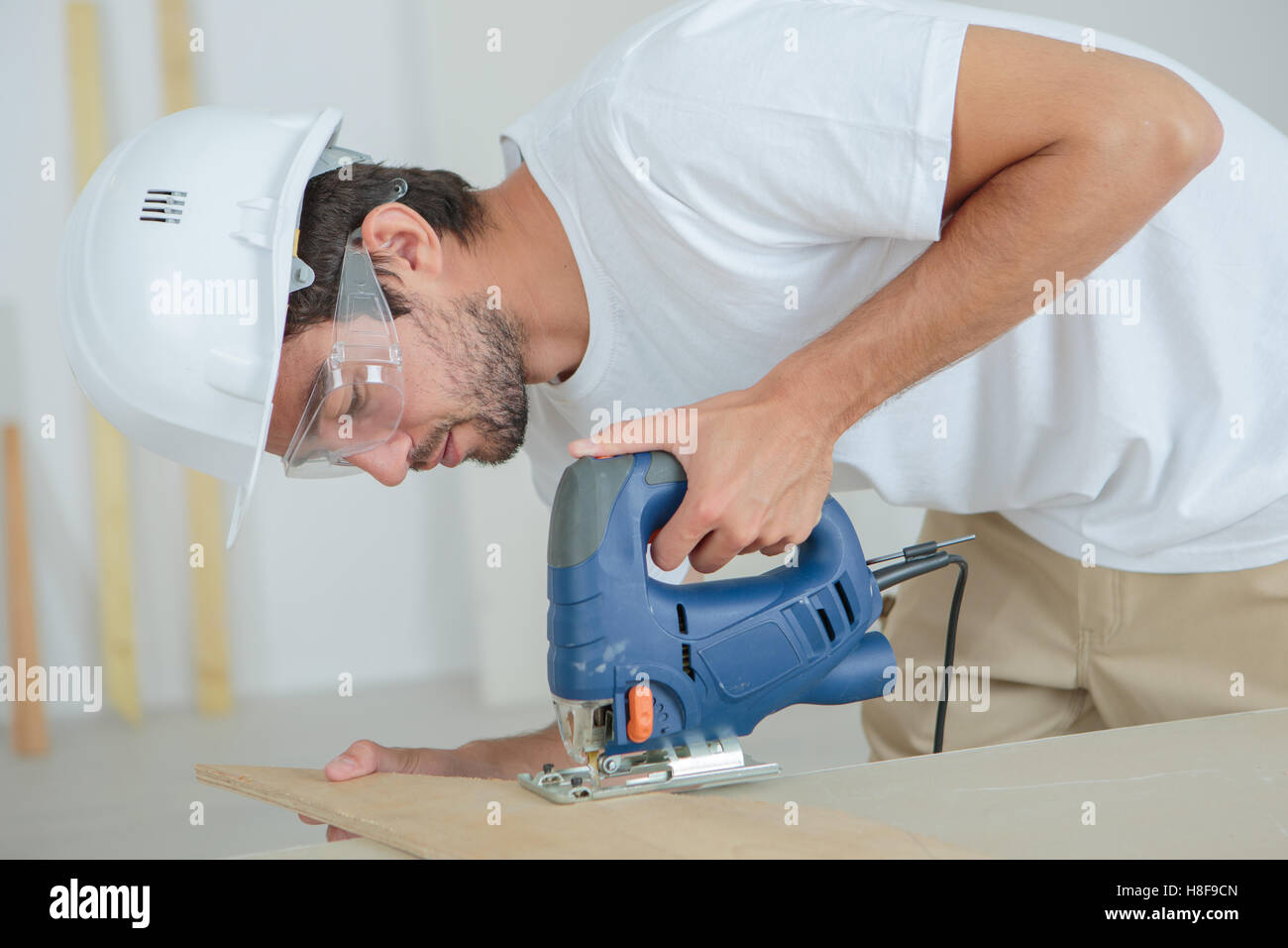 Man using electric jigsaw Stock Photo - Alamy