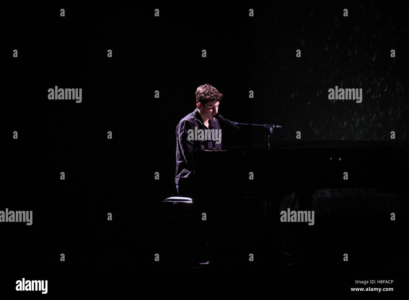Milan, Italy. 10th Nov, 2016. The canadian singer and song-writer Shawn ...