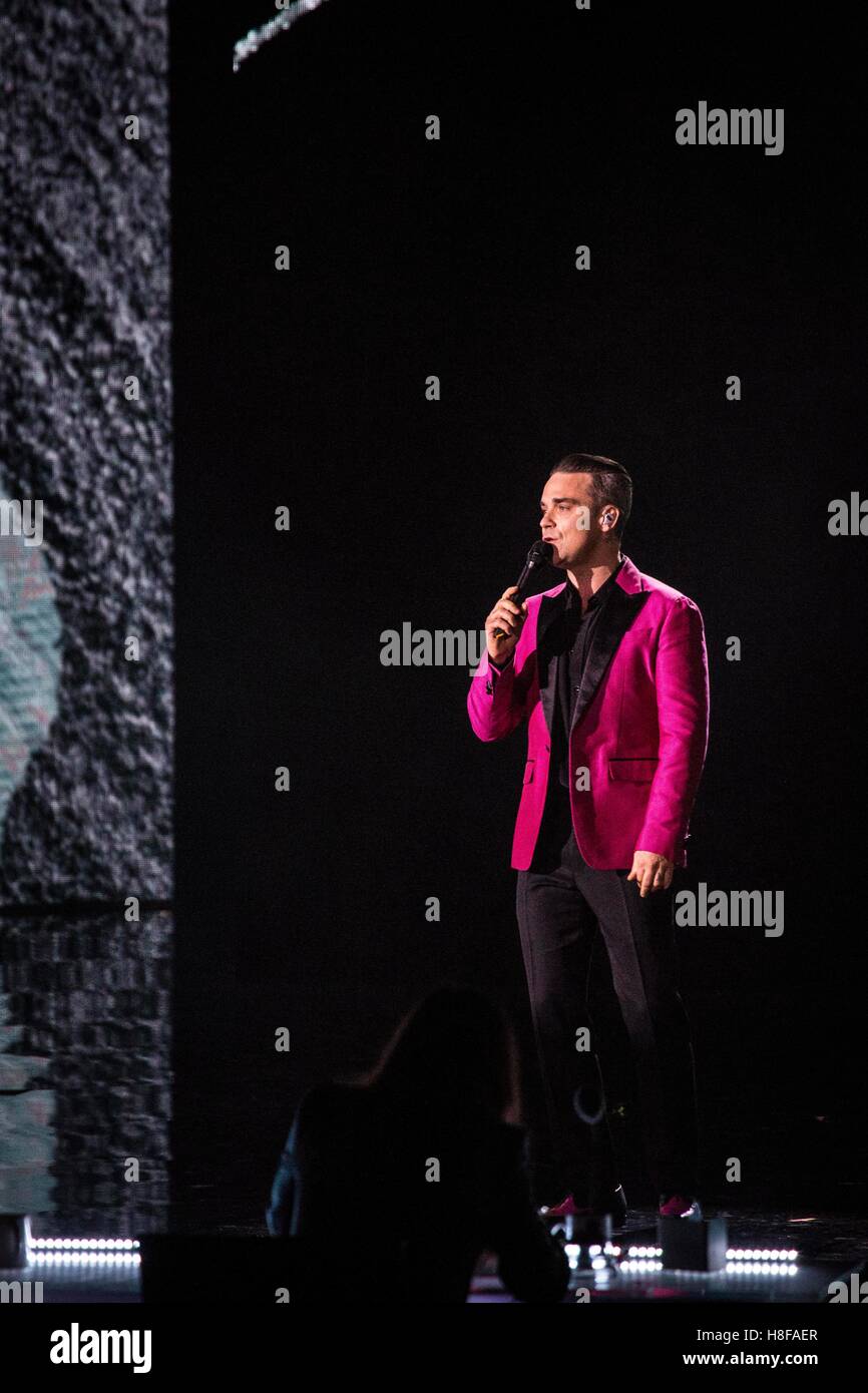 Singer robbie williams on stage hi-res stock photography and images - Alamy