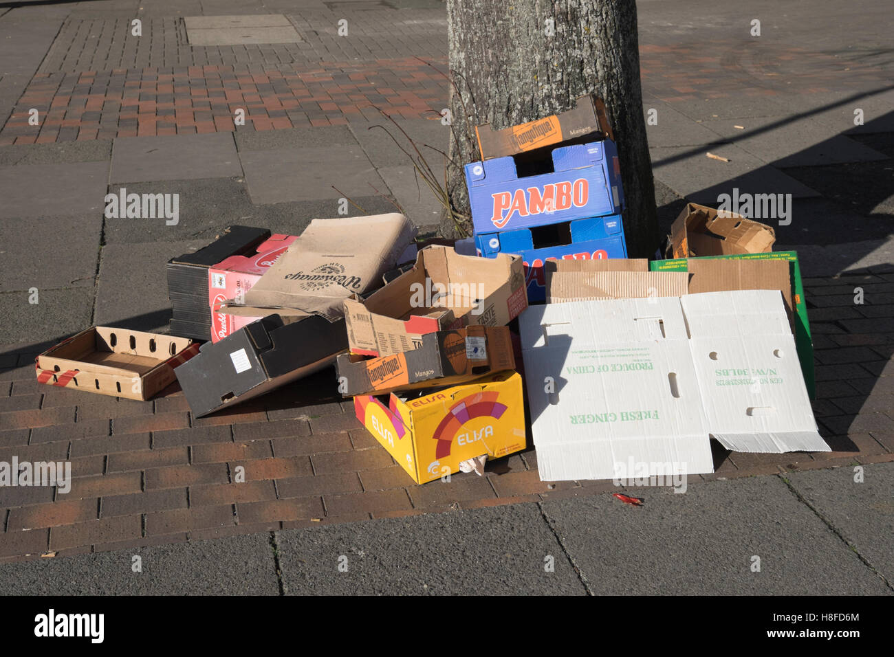 Rubbish in the street hi-res stock photography and images - Alamy
