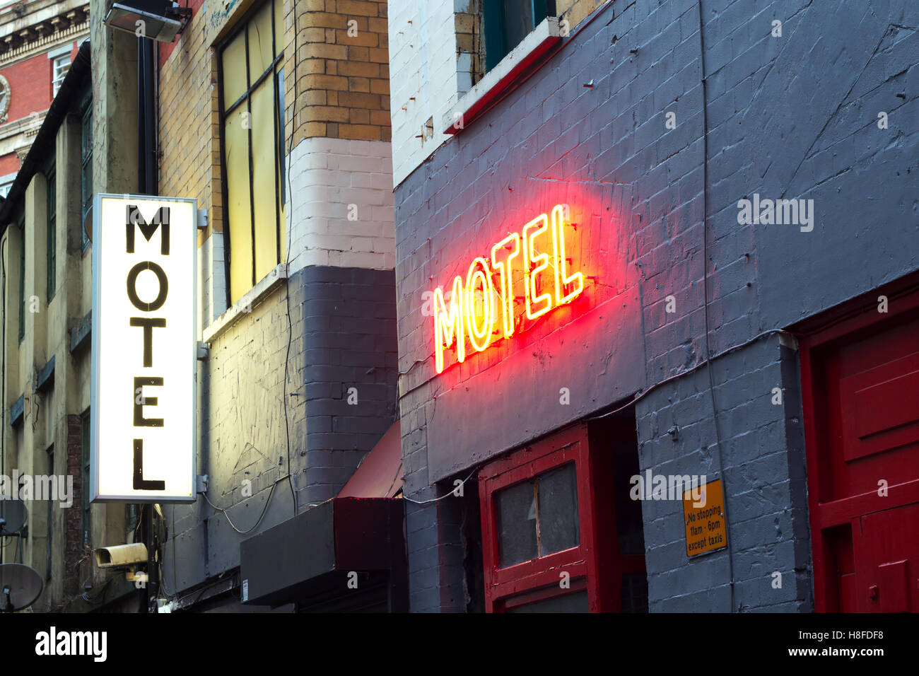 Motel neon sign hi-res stock photography and images - Alamy