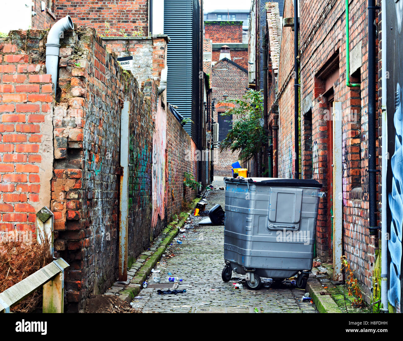 Dumping rubbish in alleyways hi-res stock photography and images - Alamy