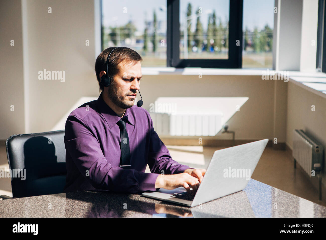 man working in call center Stock Photo - Alamy