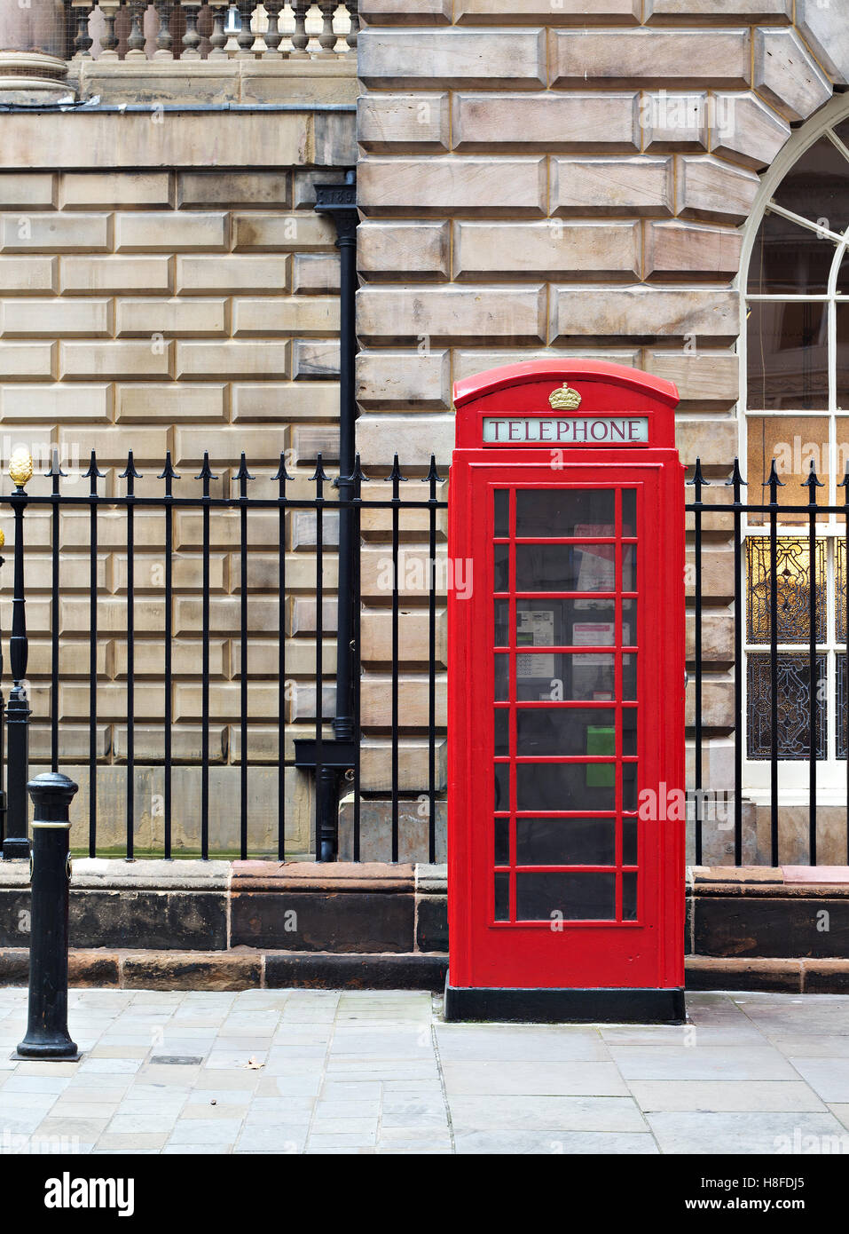 Single red telephone box hi-res stock photography and images - Alamy