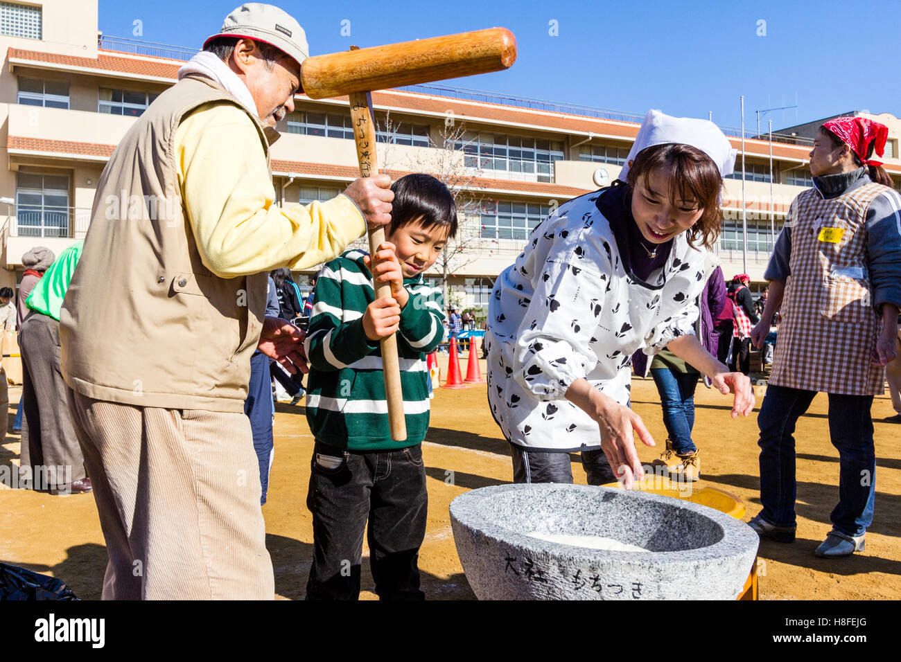 Japan omochi rice bashing festival hi-res stock photography and images ...