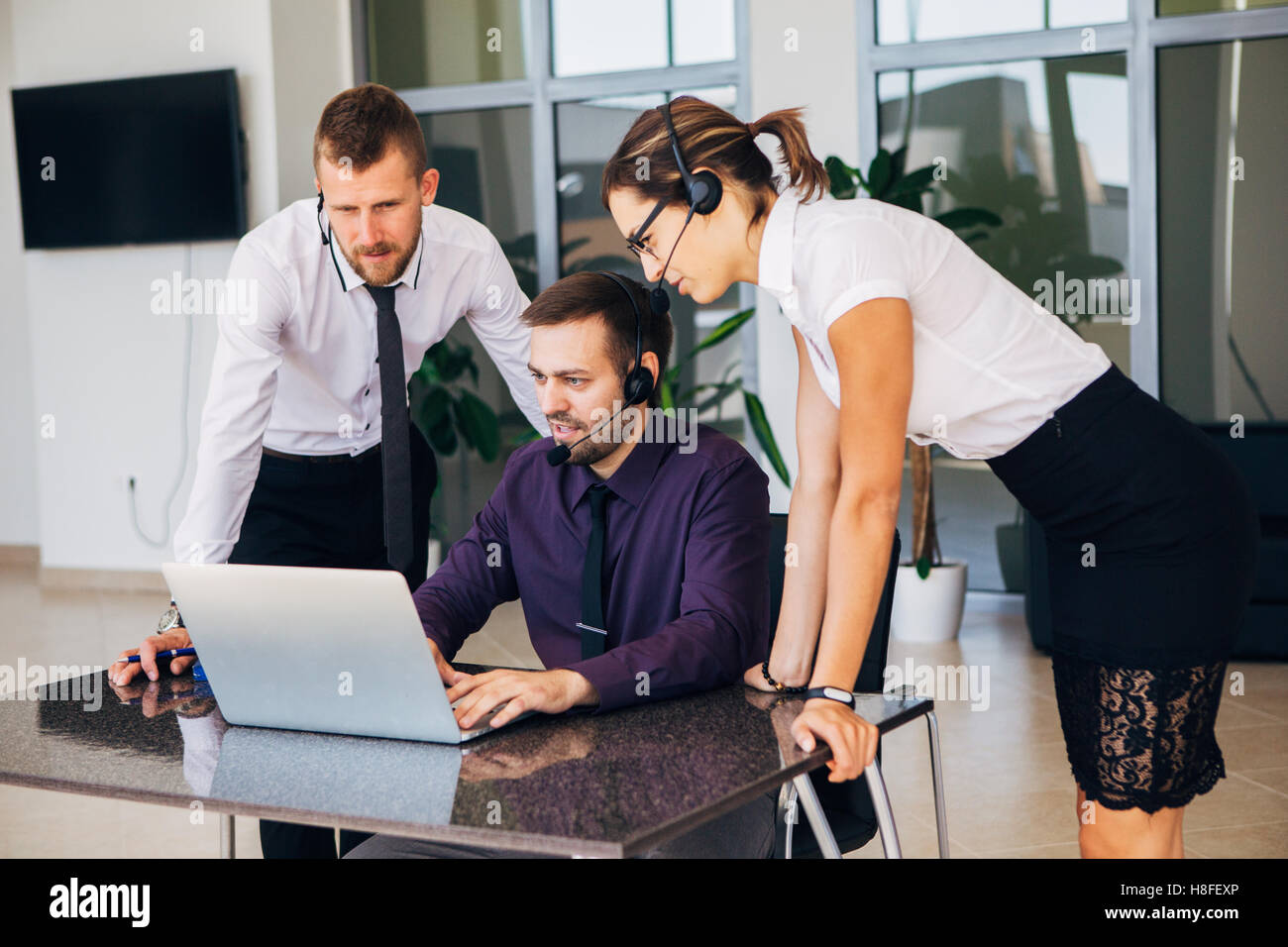 Adults working at computers hi-res stock photography and images - Alamy