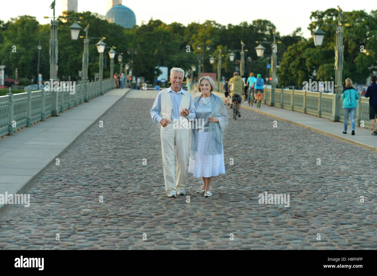 Elderly couple having rest in park Stock Photo - Alamy