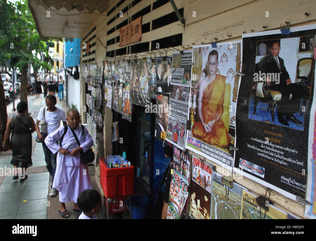 Thailand. 11th Nov, 2016. Pictures of King Bhumibol Adulyadej and smacker for sale on a stall ...