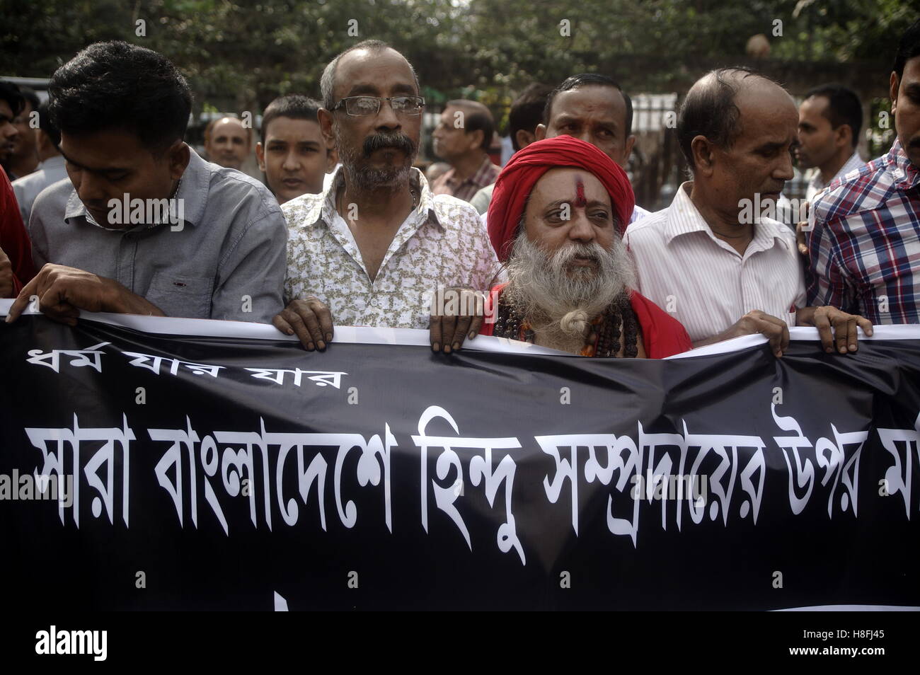 Dhaka, Bangladesh. 11th Nov, 2016. Hindu people call a Press club to ...