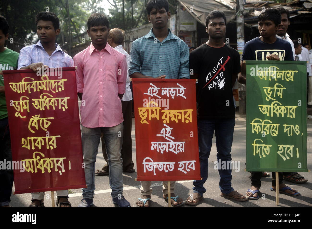Dhaka, Bangladesh. 11th Nov, 2016. Hindu people call a Press club to ...