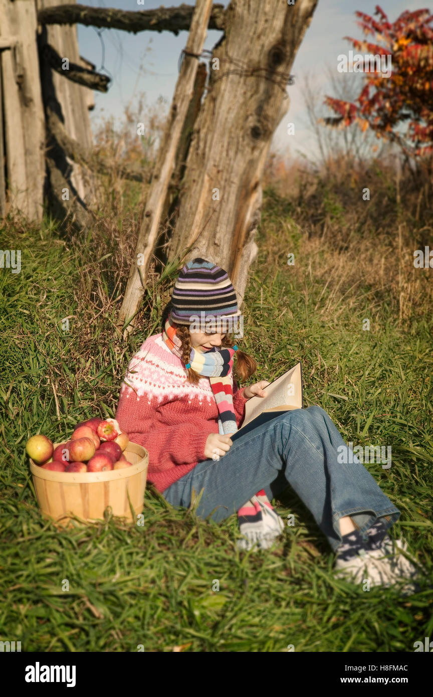 Young girl reading outside Stock Photo - Alamy