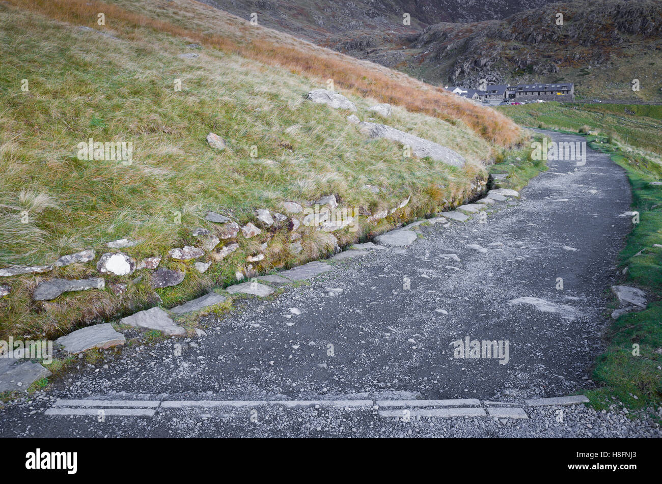 The descent from Mount Snowdon on the Miners path to Pen y pas Stock ...