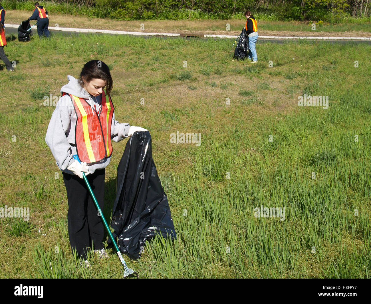 Youth community cleaning hi-res stock photography and images - Alamy