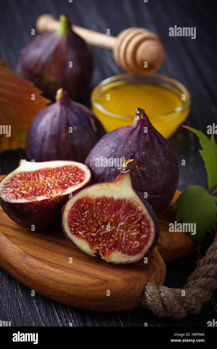 Fresh ripe figs and honey. Selective focus Stock Photo - Alamy
