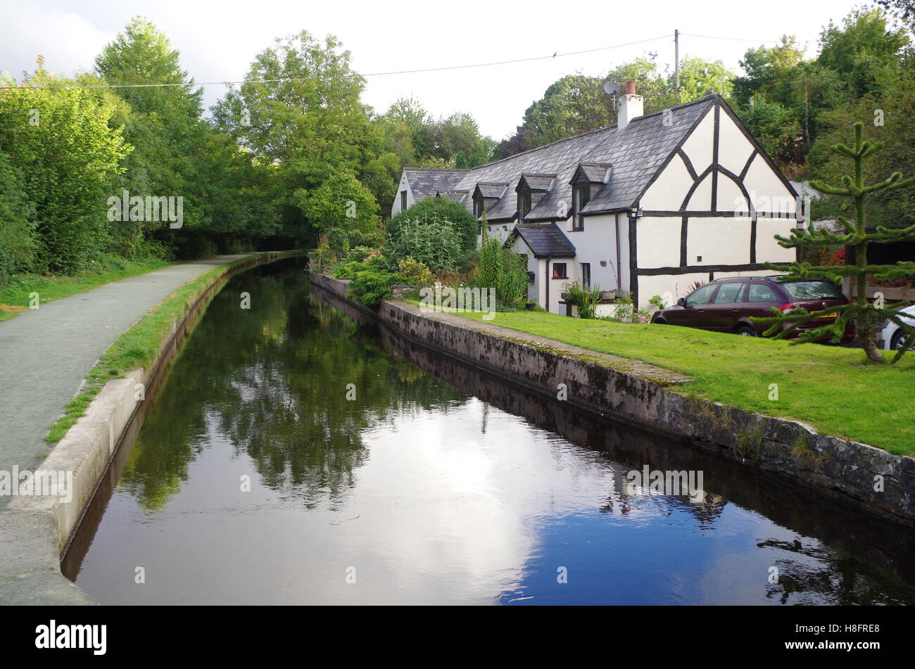 Welsh canal cottage Stock Photo - Alamy