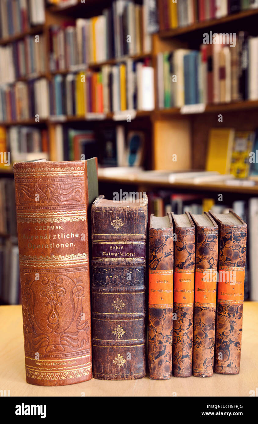 Antiquarianly hi-res stock photography and images - Alamy