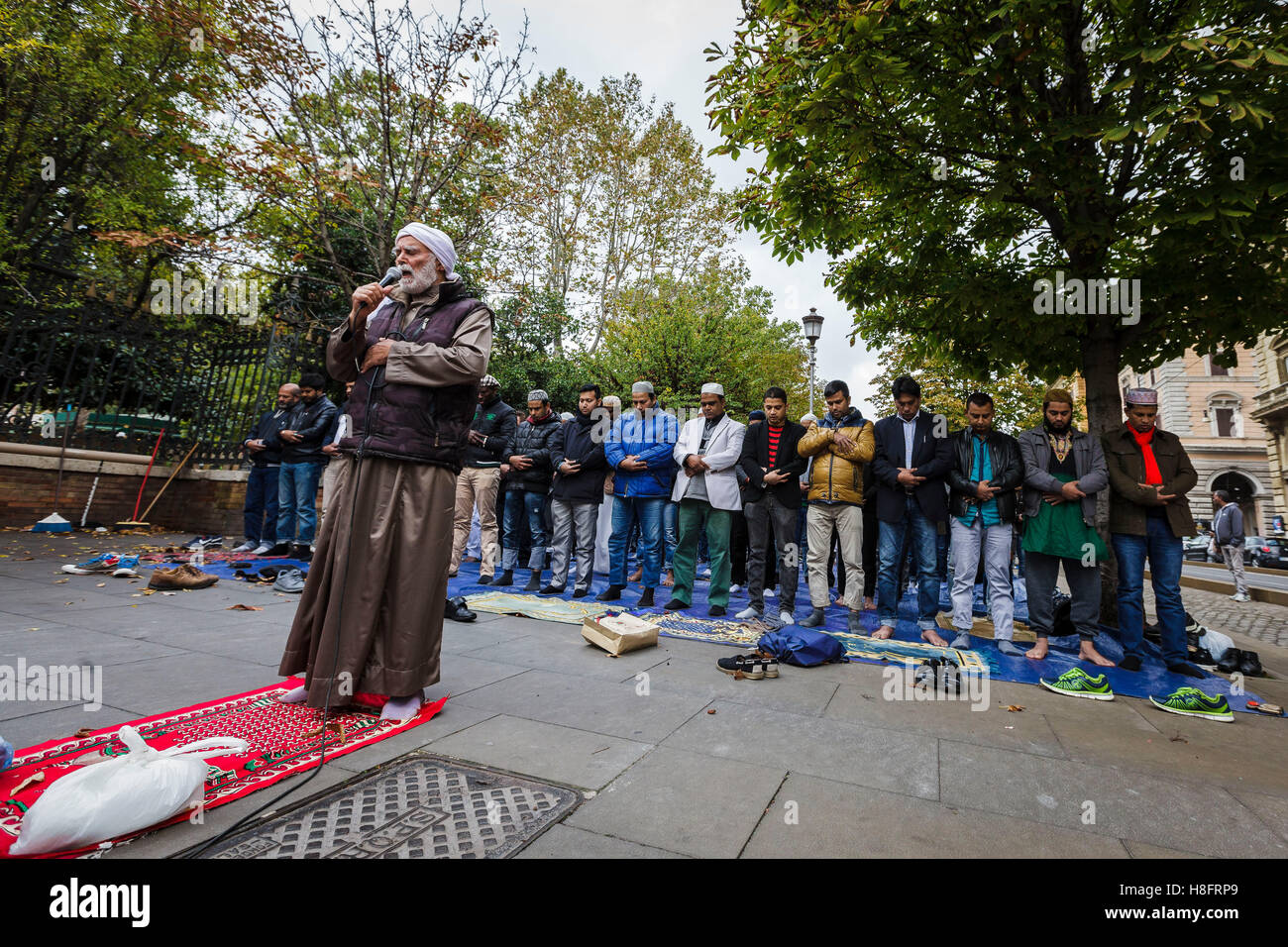 Rome, Italy. 11th Nov, 2016. Muslims attend Friday prayer during a ...
