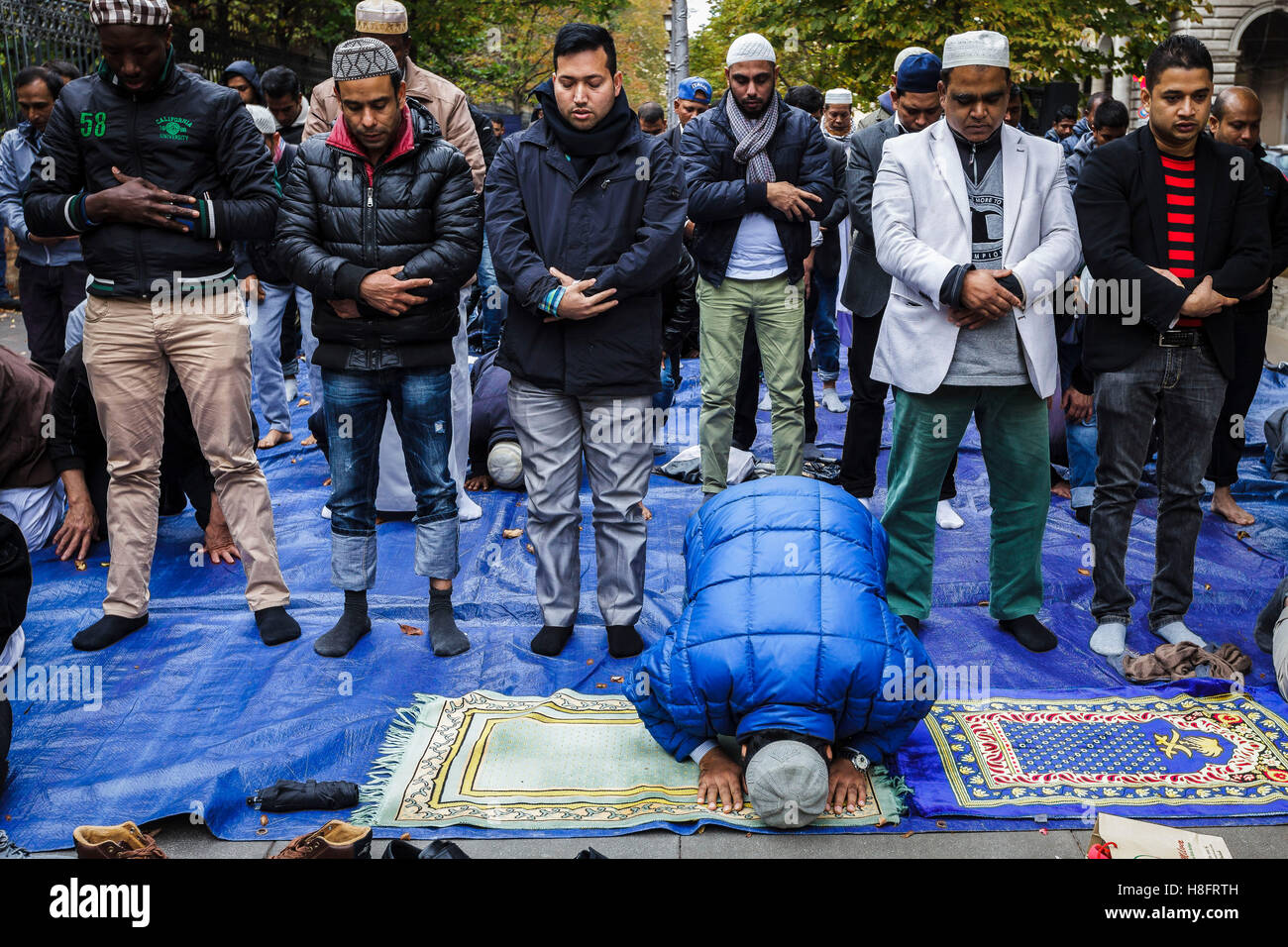 Rome, Italy. 11th Nov, 2016. Muslims attend Friday prayer during a ...