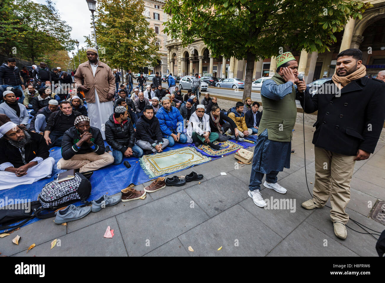 Rome, Italy. 11th Nov, 2016. Muslims attend Friday prayer during a ...