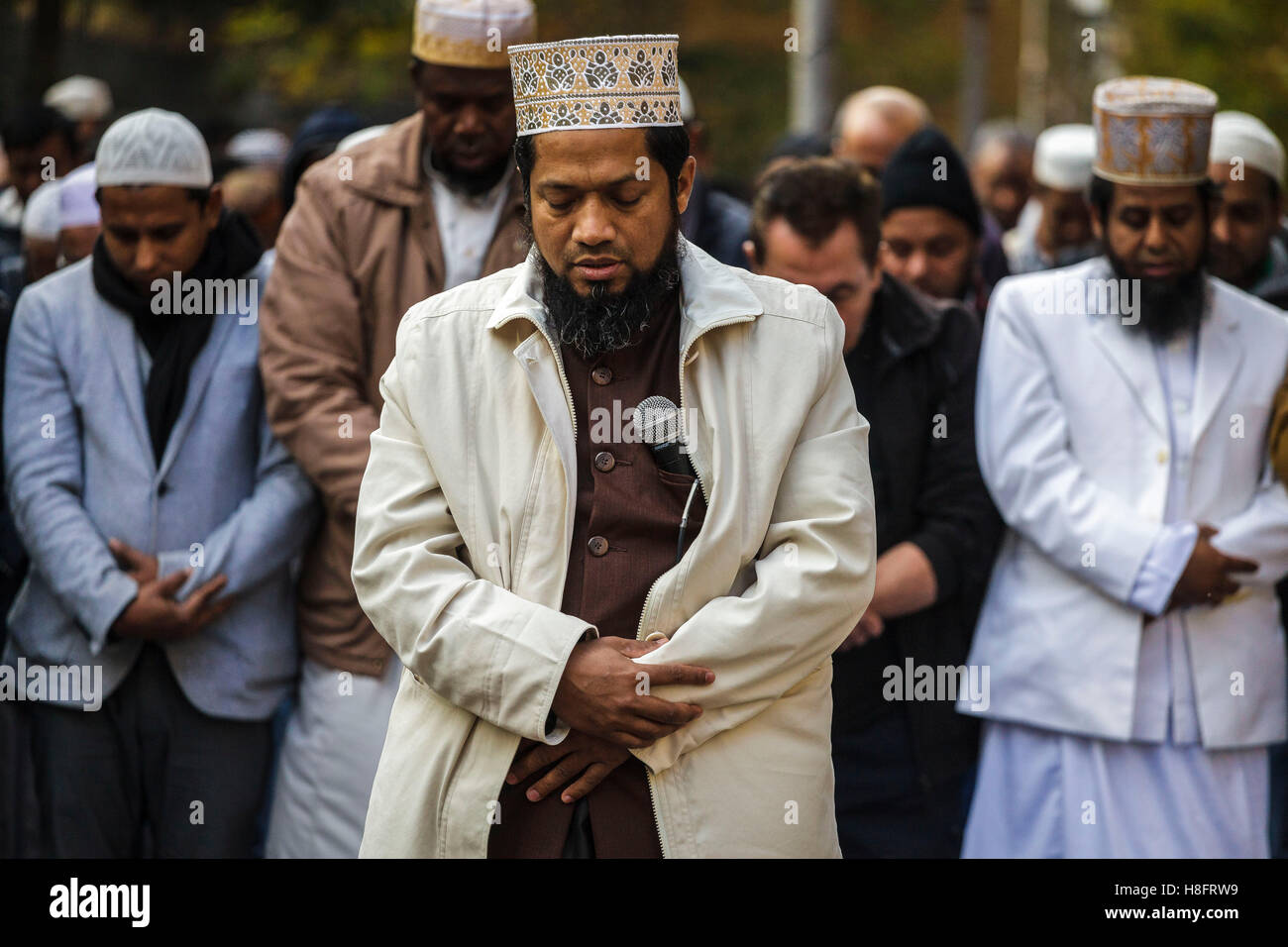 Rome, Italy. 11th Nov, 2016. Muslims attend Friday prayer during a ...