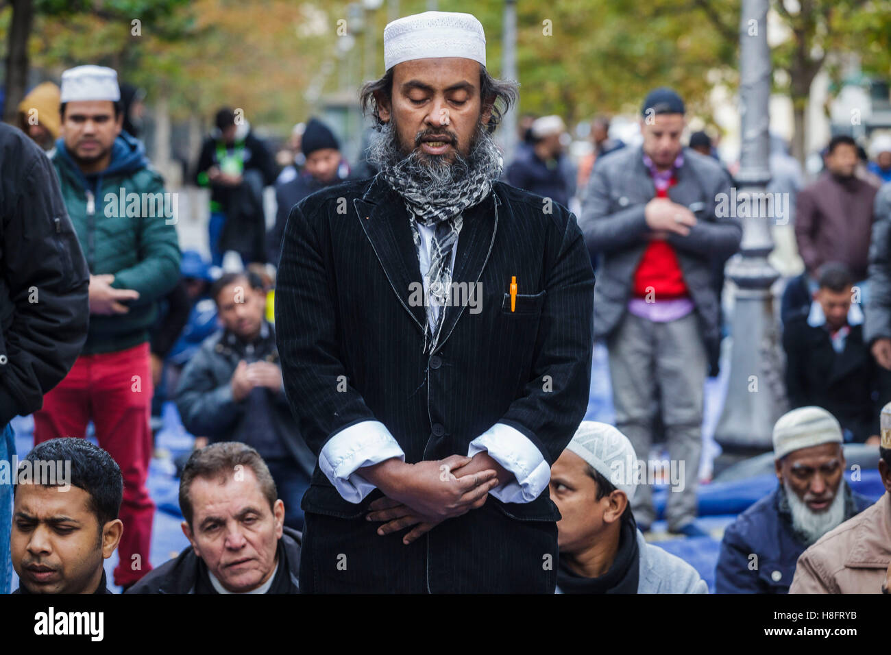 Rome, Italy. 11th Nov, 2016. Muslims attend Friday prayer during a ...
